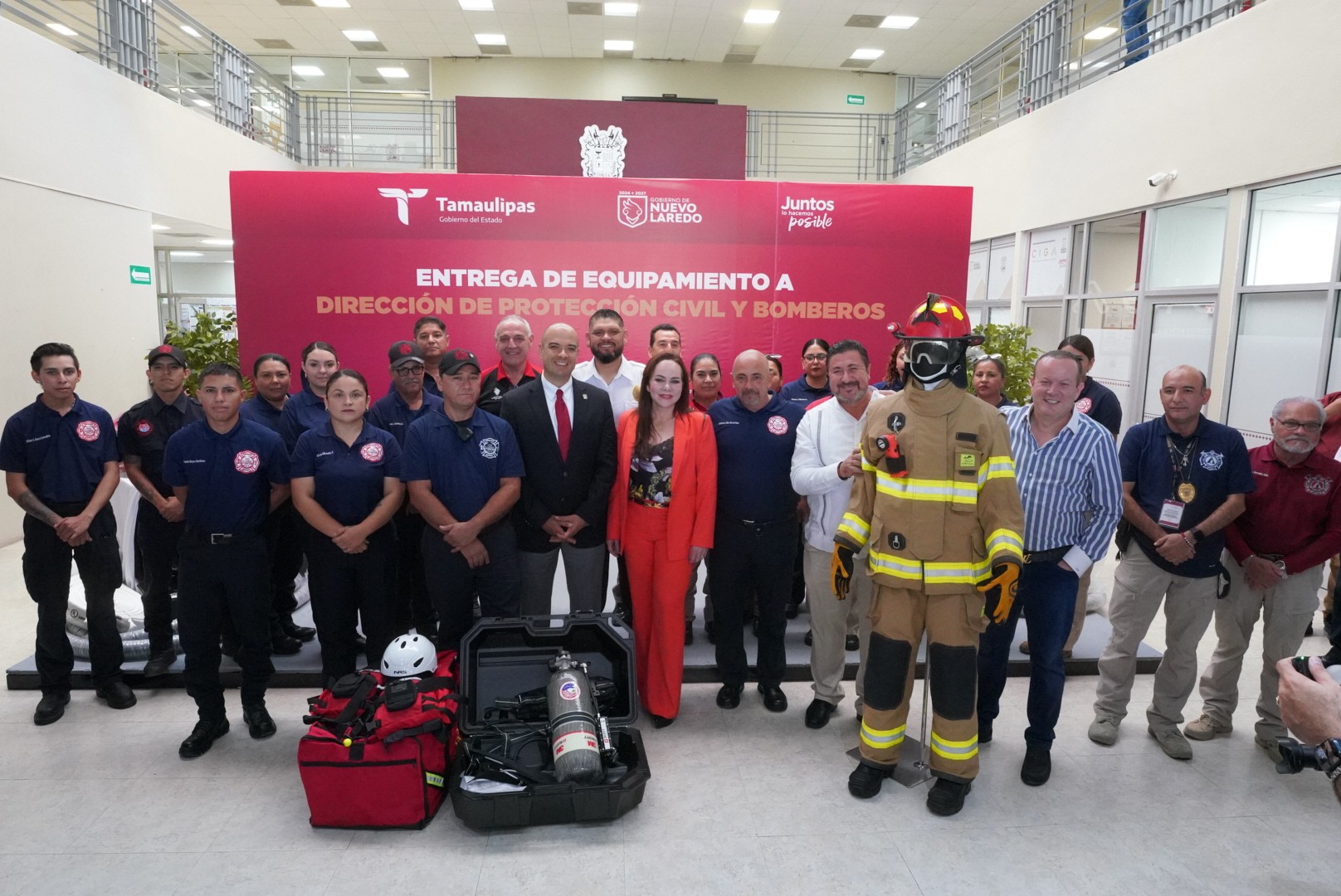 “NUEVO LAREDO RESPALDA A SUS HÉROES”: CARMEN LILIA CANTUROSAS HACE ENTREGA DE EQUIPO A CUERPO DE ...